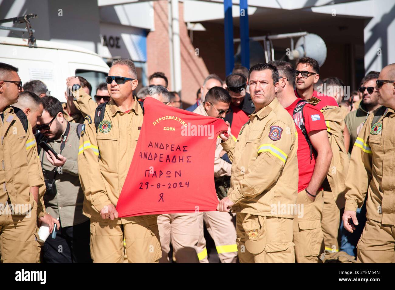 Greece: Firefighters protest infront of the ministry of civil ...