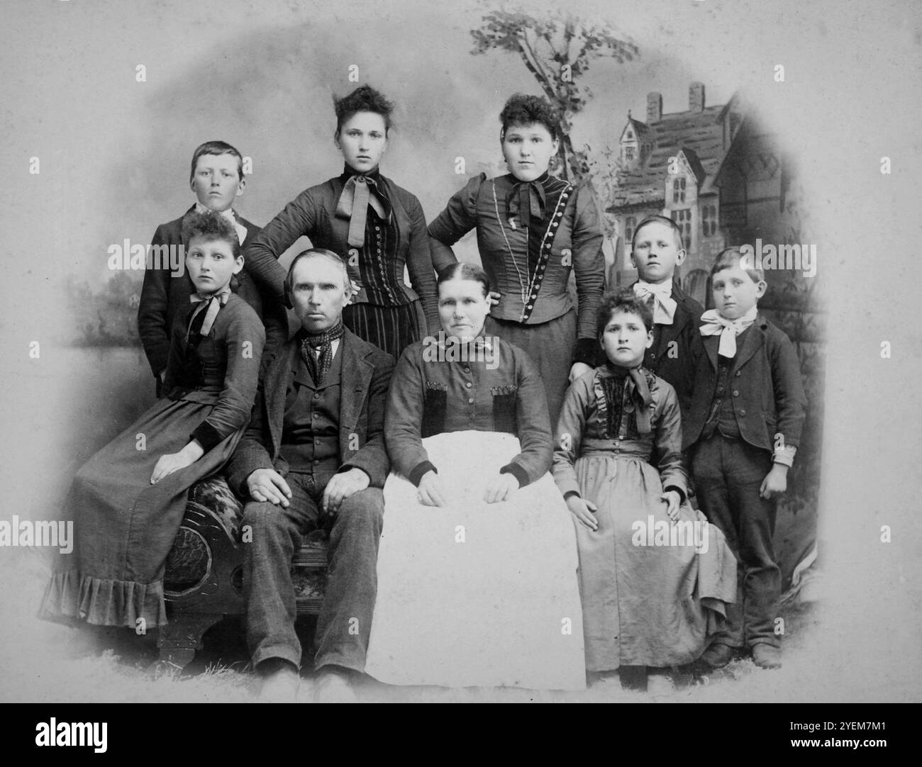 Ma and Pa pose with their seven children, ca. 1900 Stock Photo - Alamy