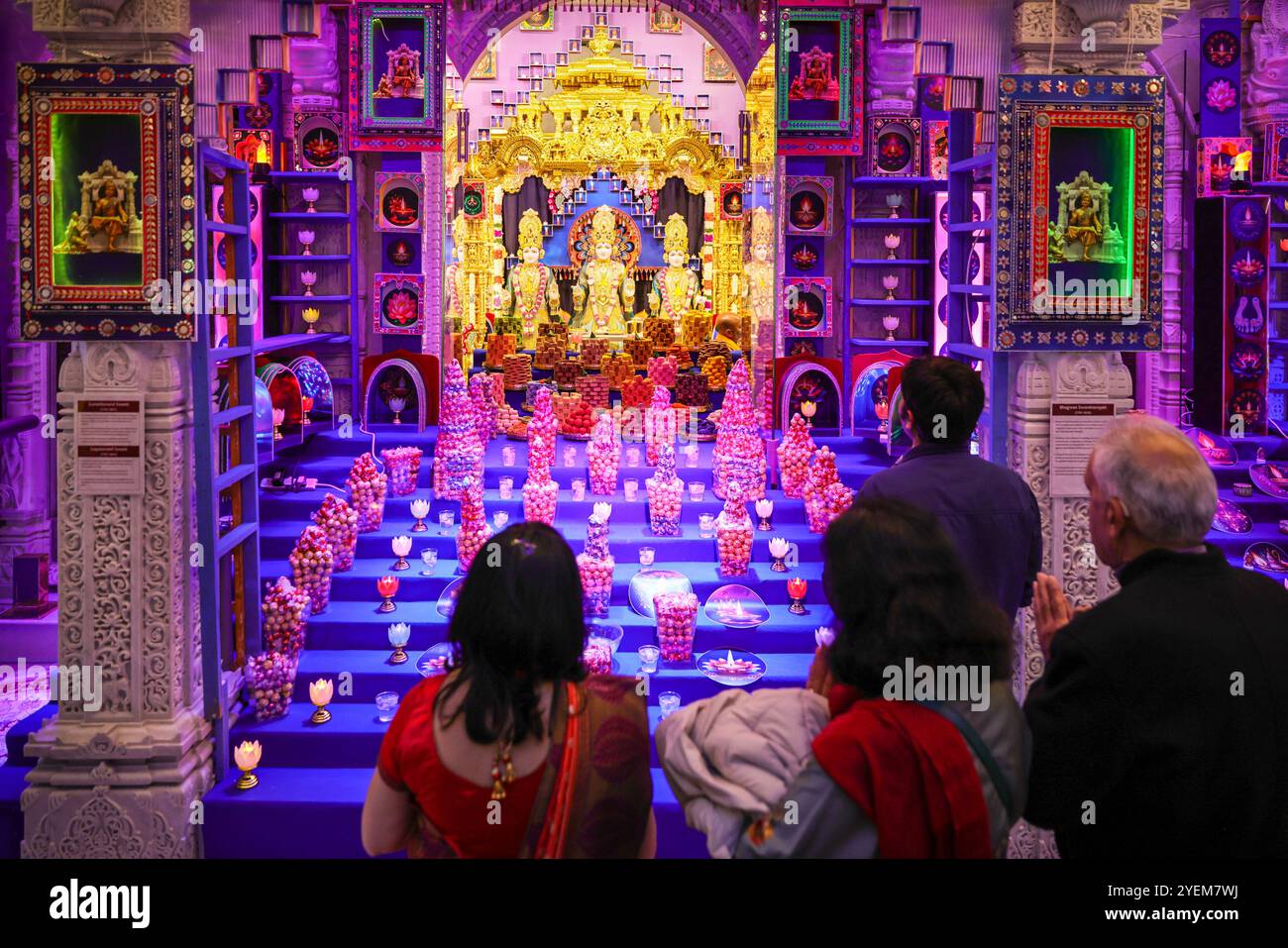 London, UK. 31st Oct, 2024. Attendees pays her respects at a shrine in ...