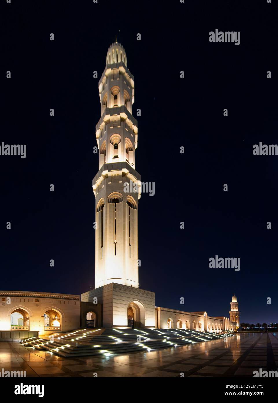 Sultan Qaboos Grand Mosque in Muscat by night Stock Photo - Alamy