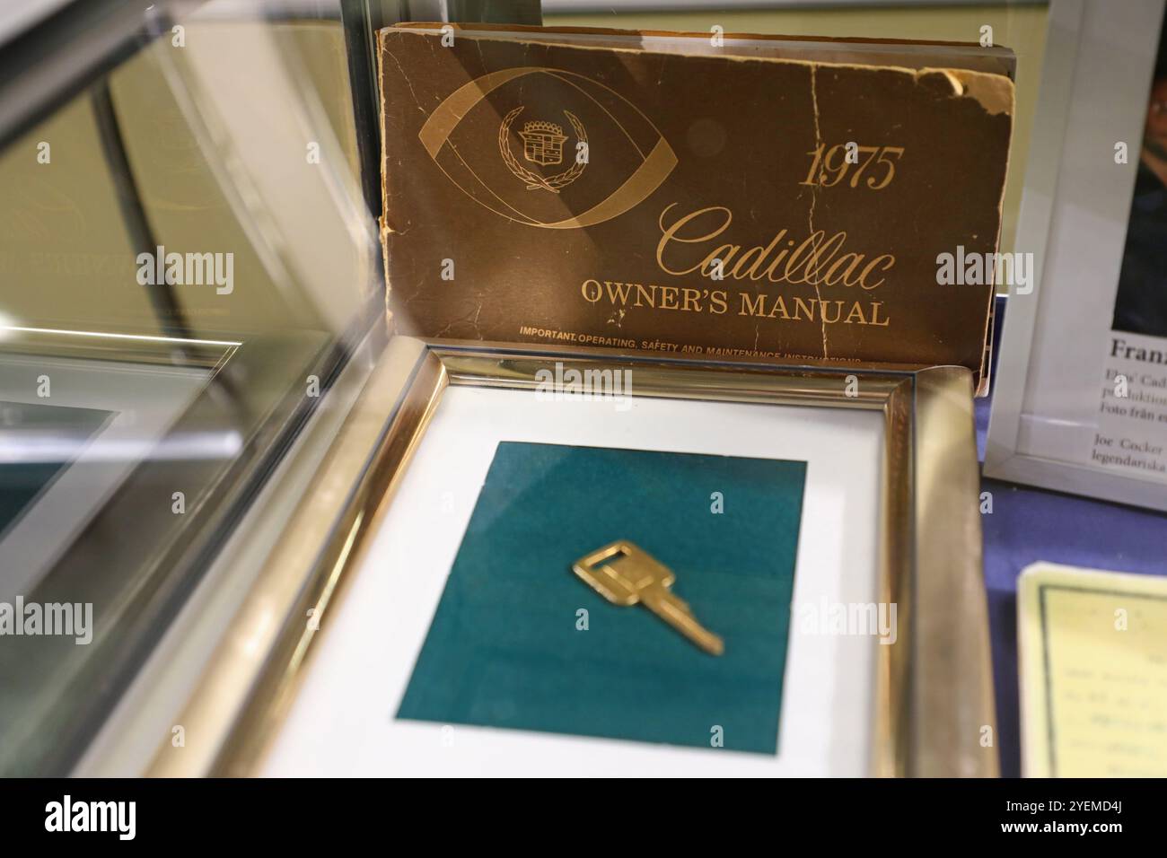 Gold elvis cadillac hi-res stock photography and images - Alamy