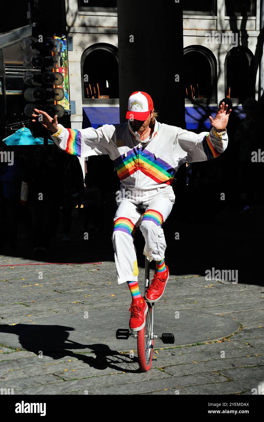 Bicycle balancing act circus hi-res stock photography and images - Alamy