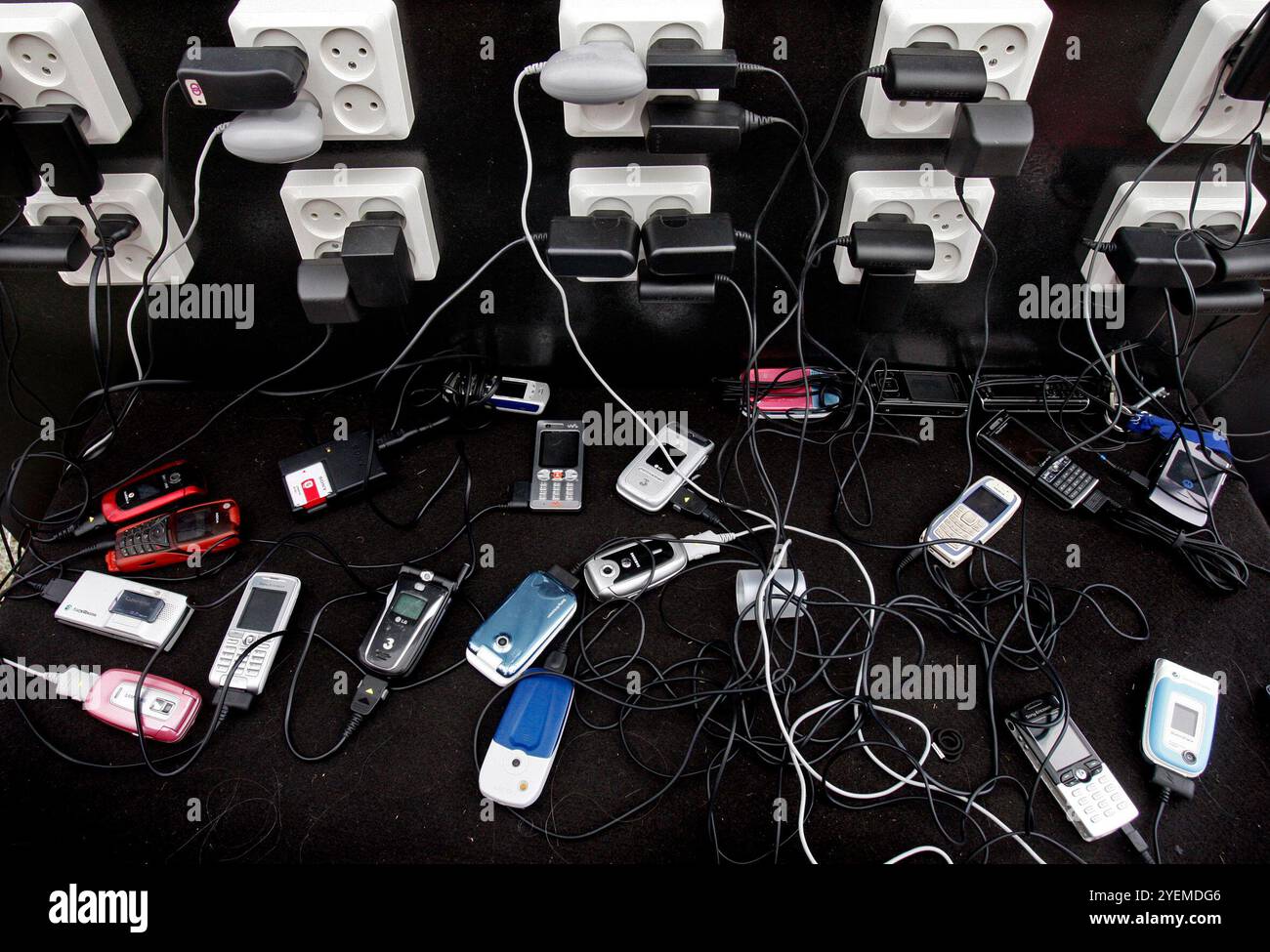 Ladda mobiltelefon hi-res stock photography and images - Alamy
