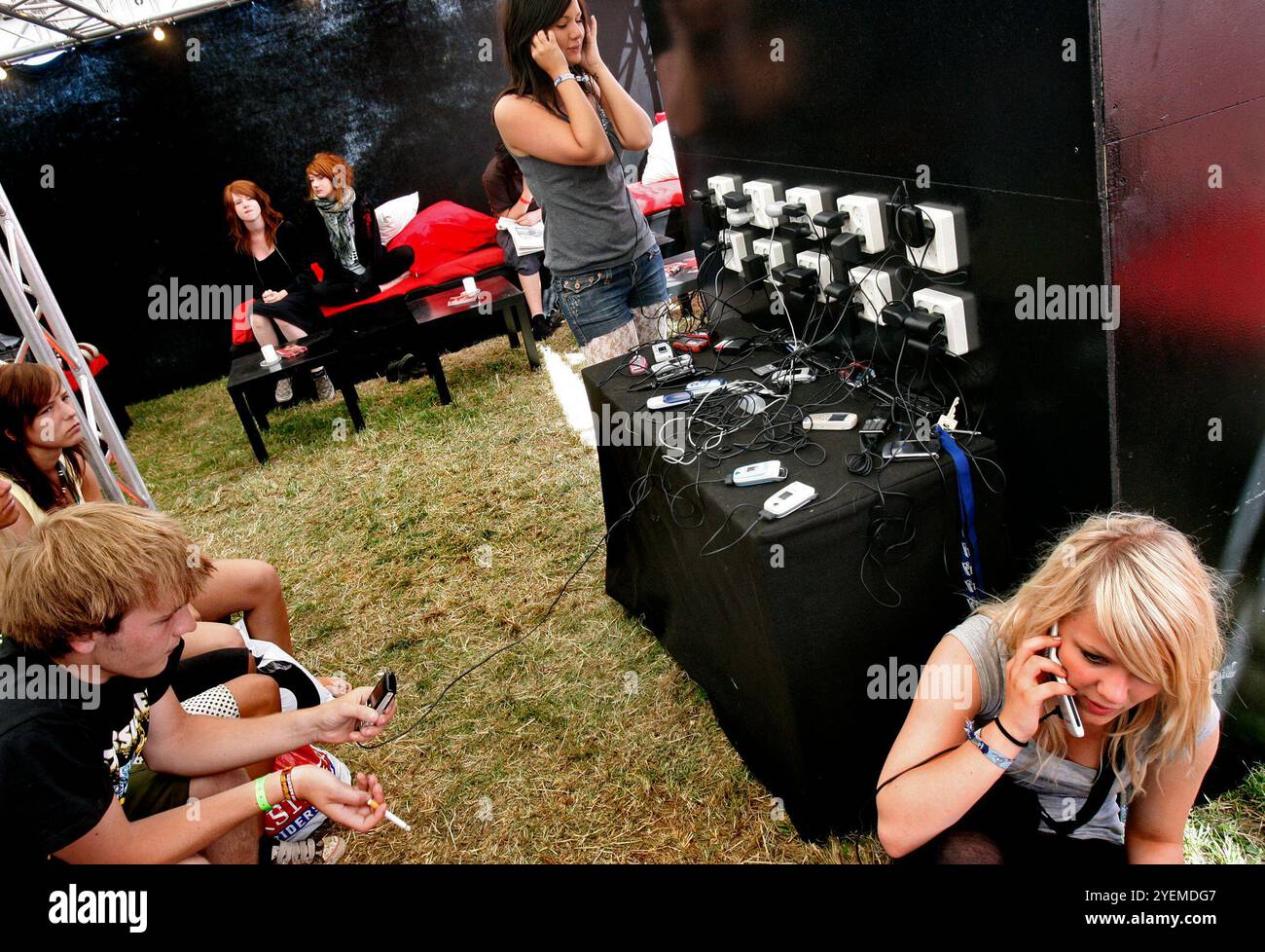 Ladda mobiltelefon hi-res stock photography and images - Alamy