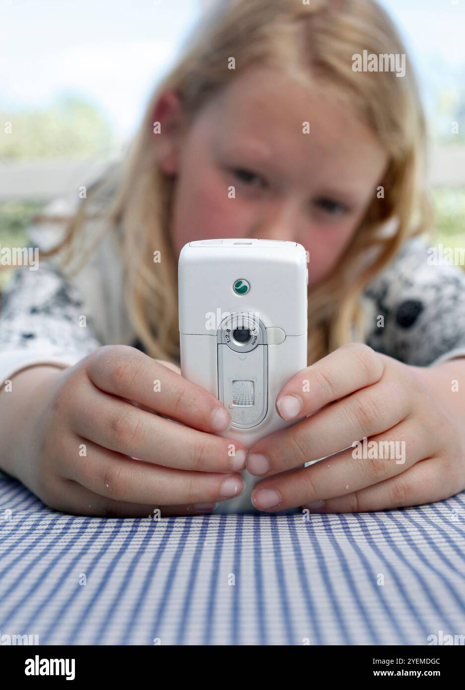 Children with mobile phones Stock Photo - Alamy