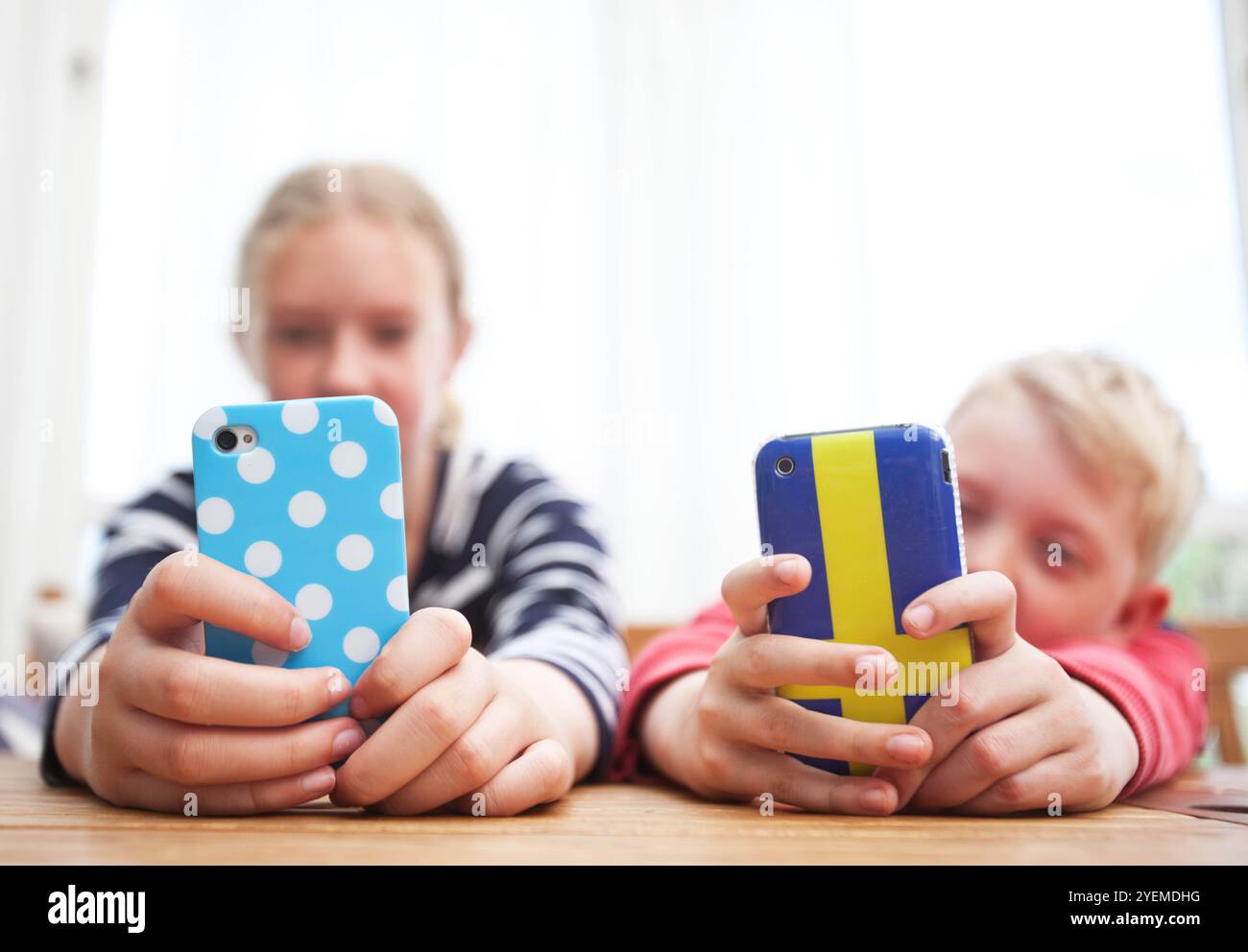Children with mobile phones Stock Photo - Alamy