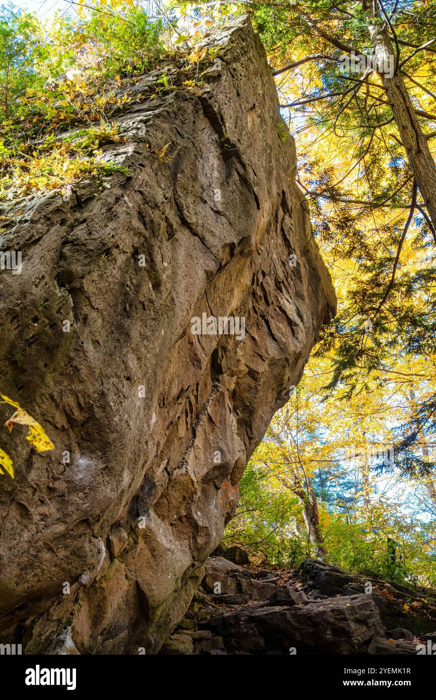 Giant leaning boulder along hiking trail in Niagara Glen Nature Reserve ...