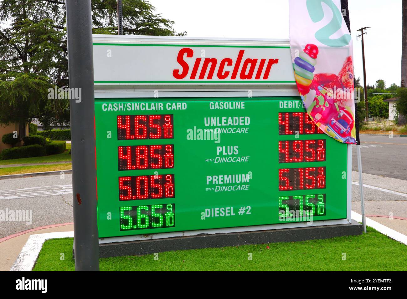 Sinclair Gas Station, owned by HF Sinclair Corporation Stock Photo - Alamy