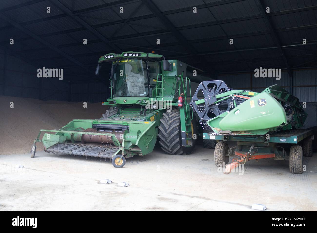 Morigny Champigny, France. 31st Oct, 2024. combine harvester as French ...