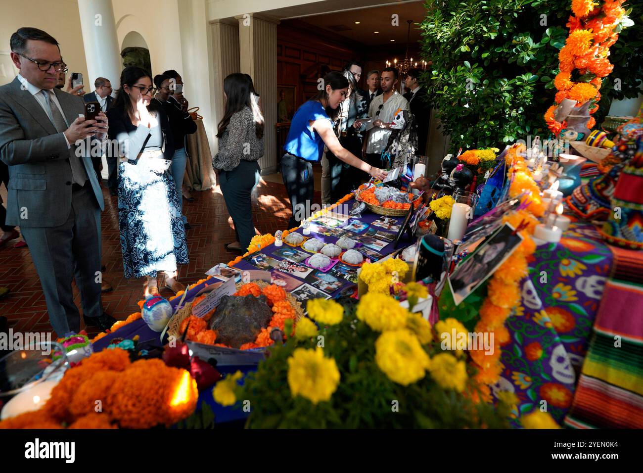 Dia de los muertos ofrenda house hi-res stock photography and images ...