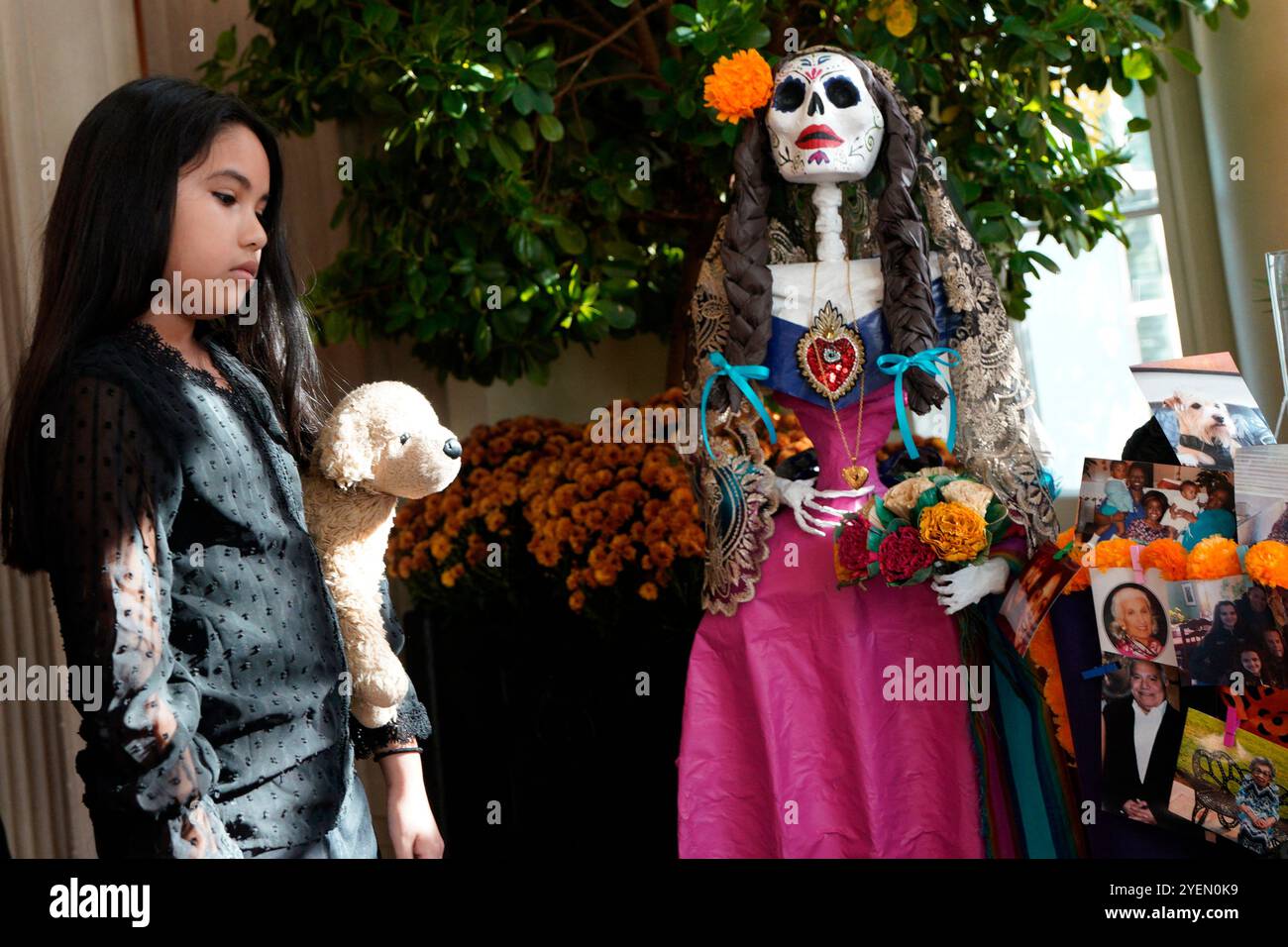 Dia de los muertos ofrenda house hi-res stock photography and images ...