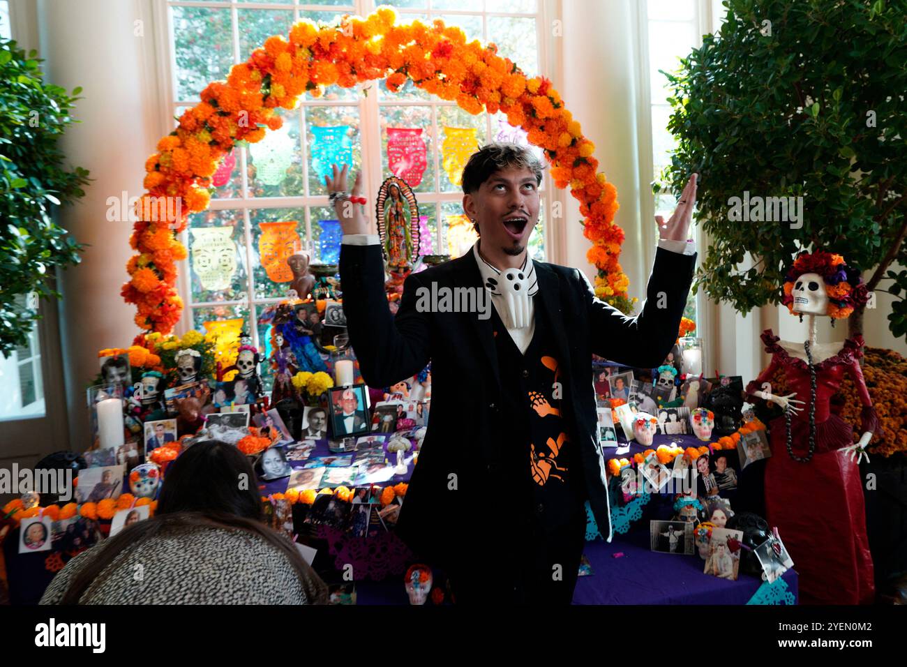Dia de los muertos ofrenda house hi-res stock photography and images ...
