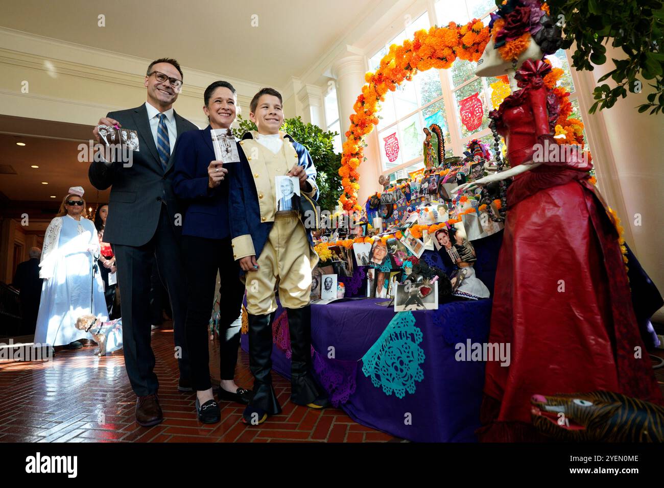 Dia de los muertos ofrenda house hi-res stock photography and images ...
