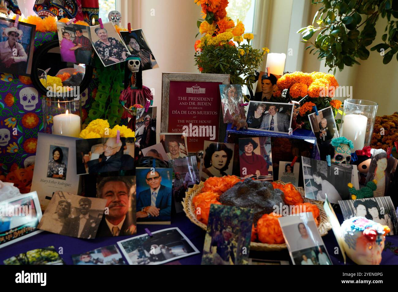 Dia de los muertos ofrenda house hi-res stock photography and images ...