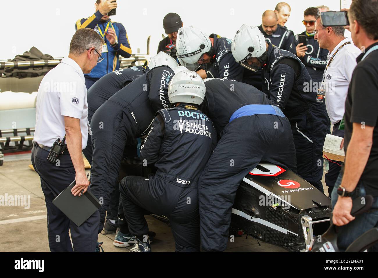 FIA extrication marshall, commissaire de piste, marshal, marshalls ...