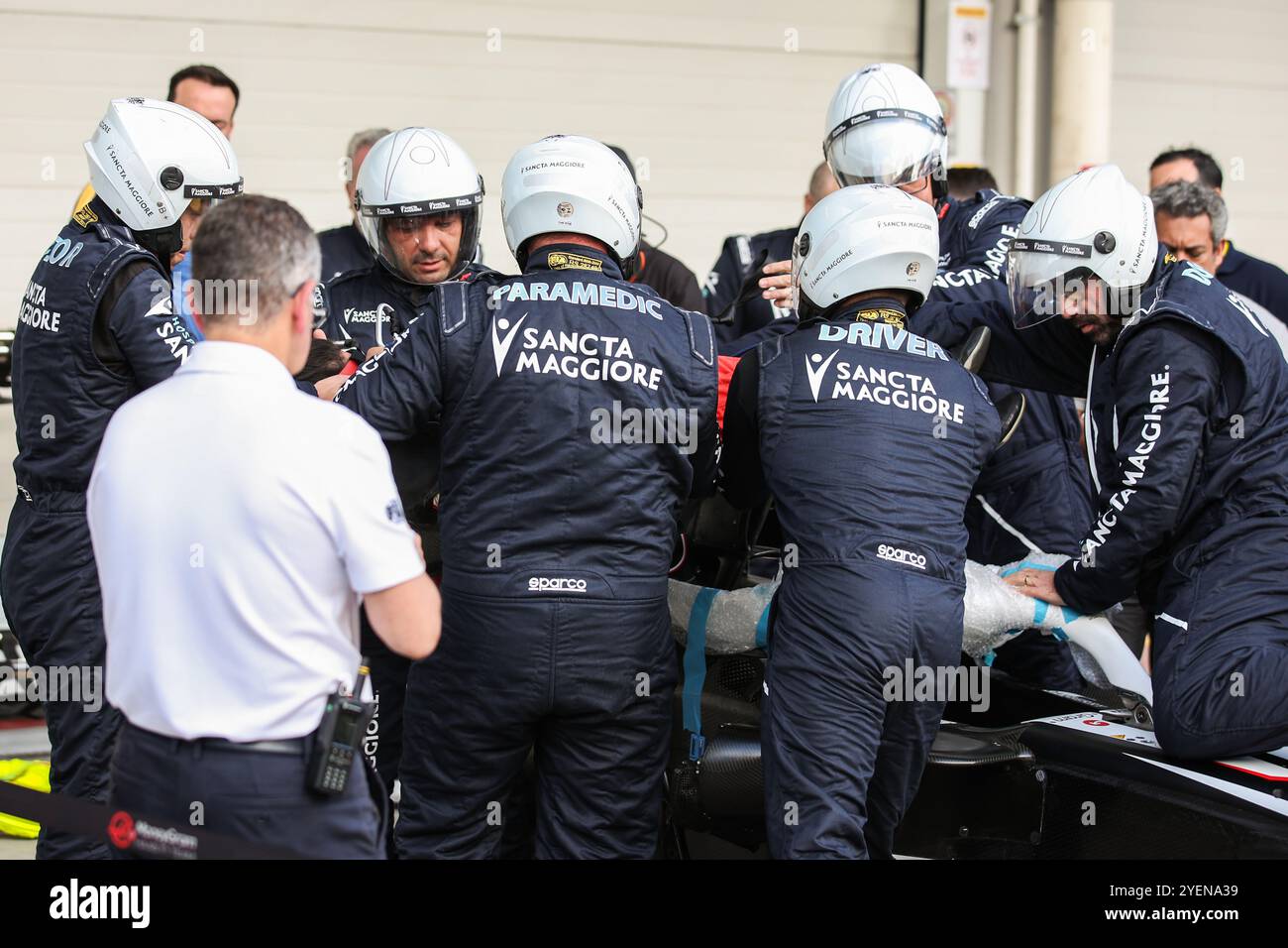 FIA extrication marshall, commissaire de piste, marshal, marshalls ...