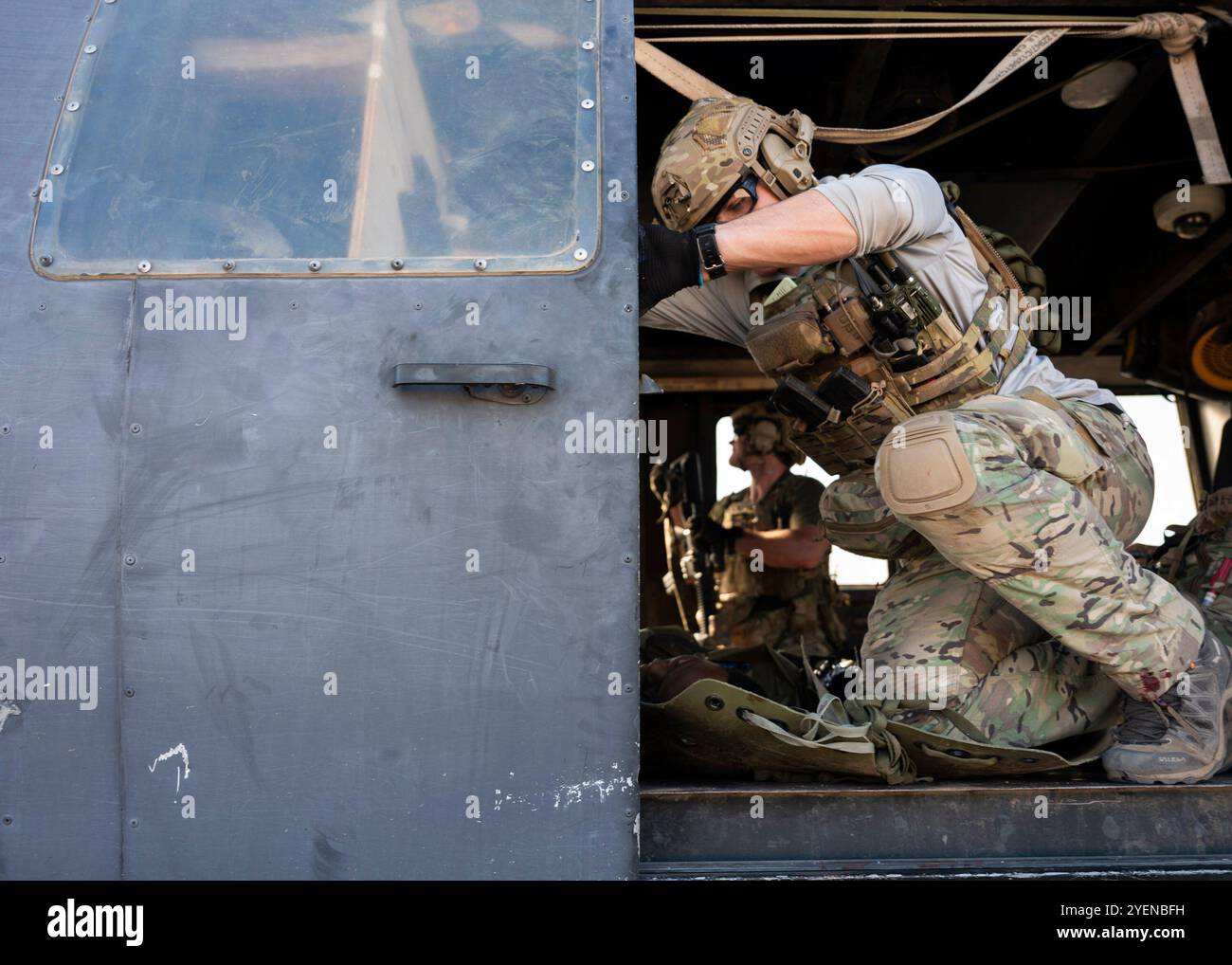 Closing helicopter door hi-res stock photography and images - Alamy