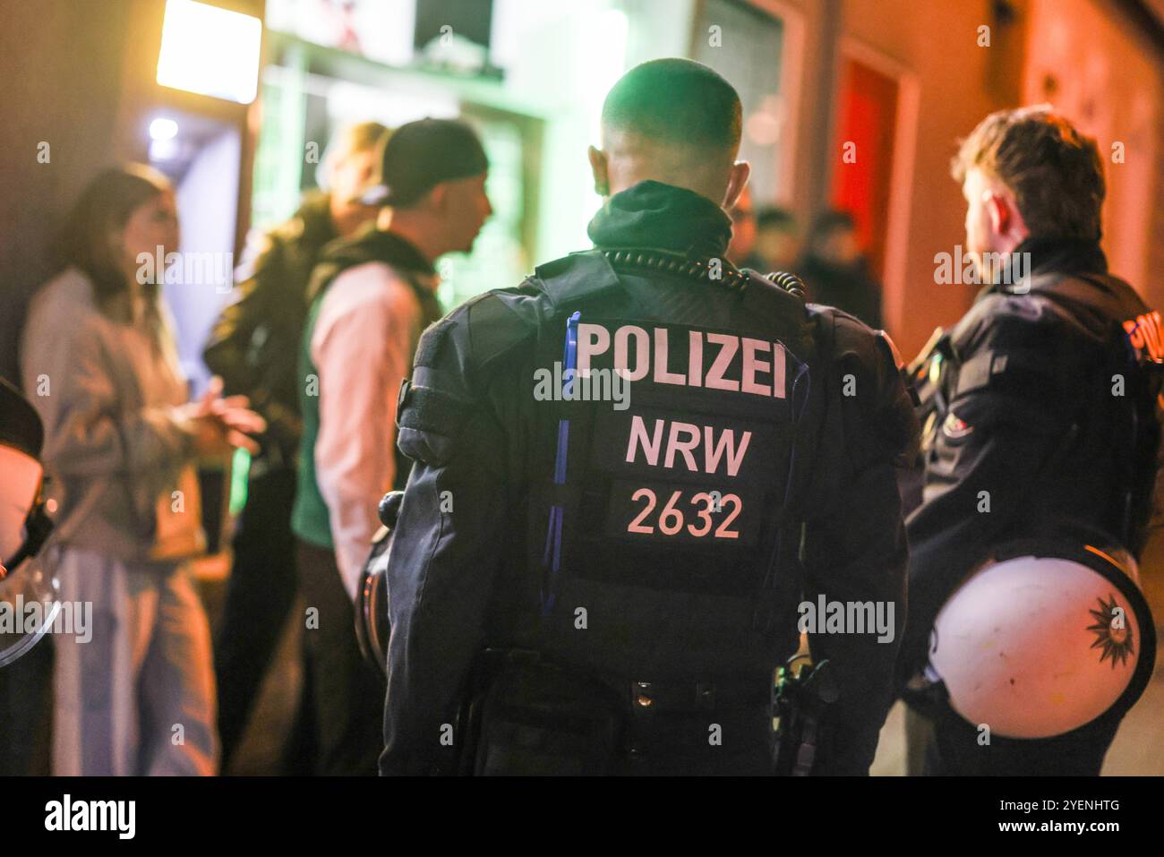 Duisburg, Germany. 31st Oct, 2024. In the evening, the police are out ...