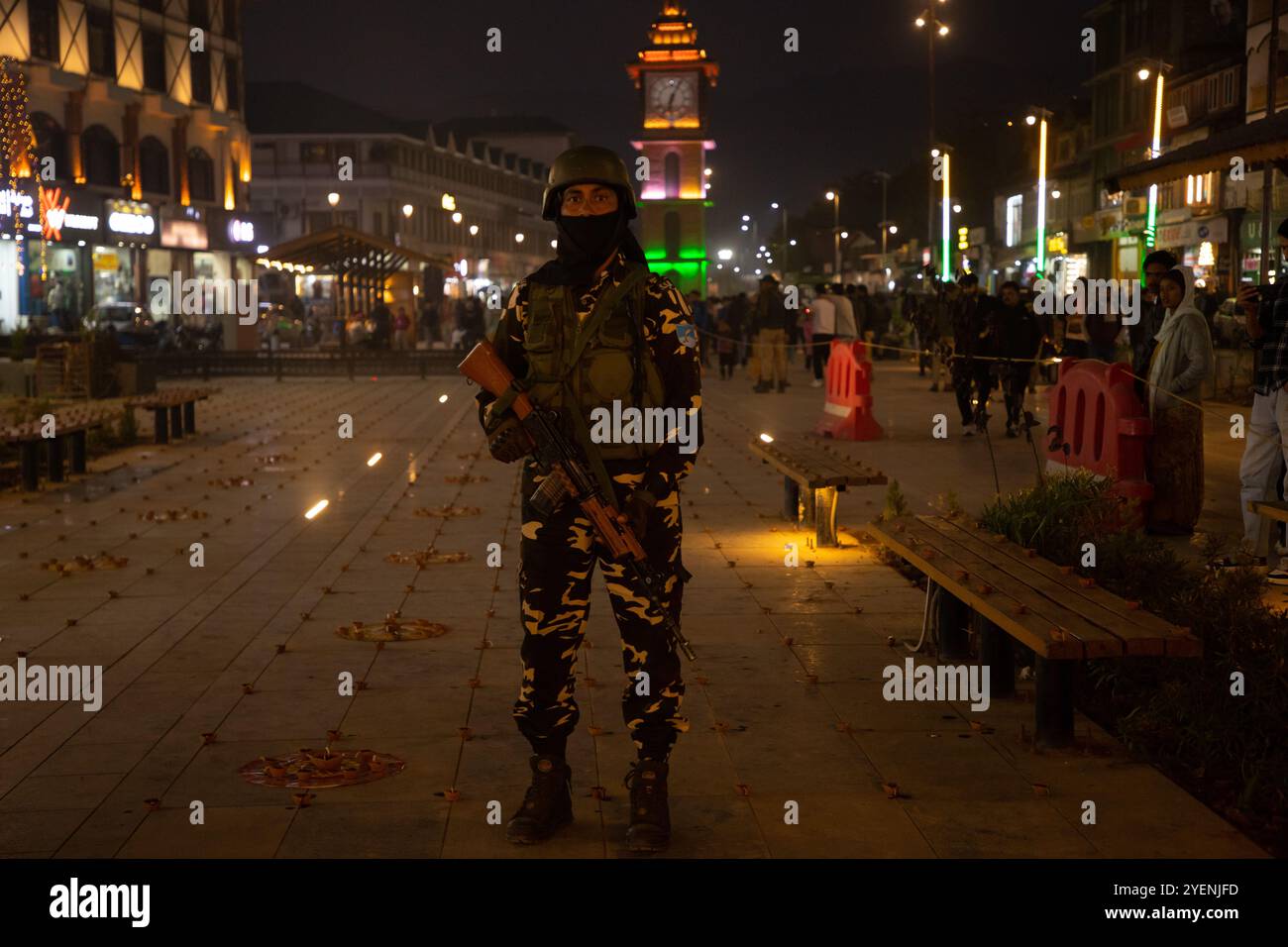 Srinagar, India. 31st Oct, 2024. Indian paramilitary soldier guards as ...