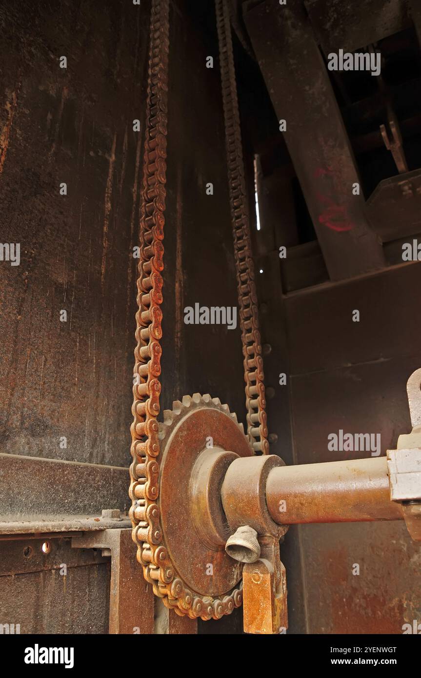 Old gears and chains Stock Photo - Alamy
