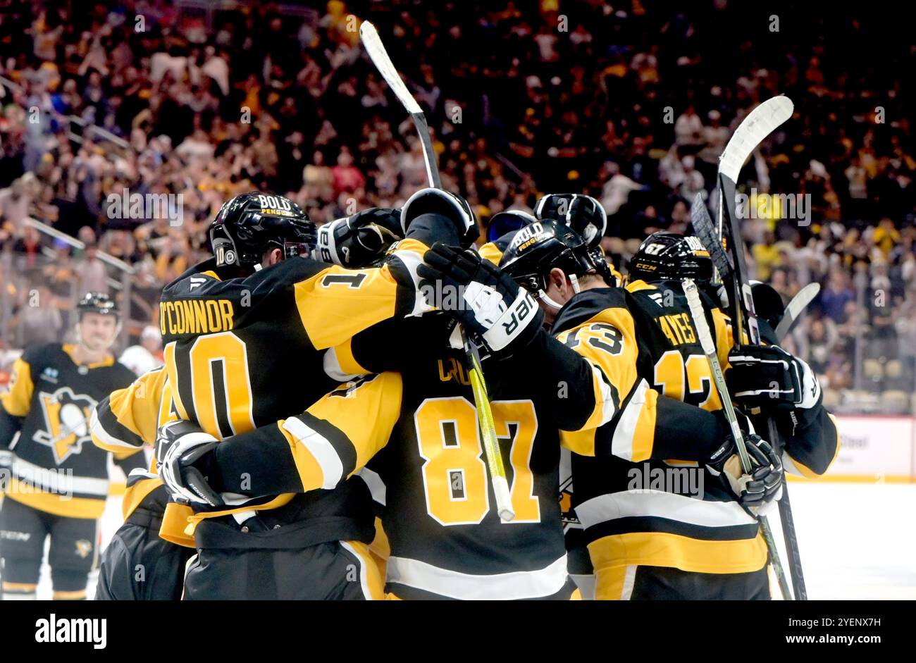 The Pens swarm Pittsburgh Penguins center Sidney Crosby celebrating his ...