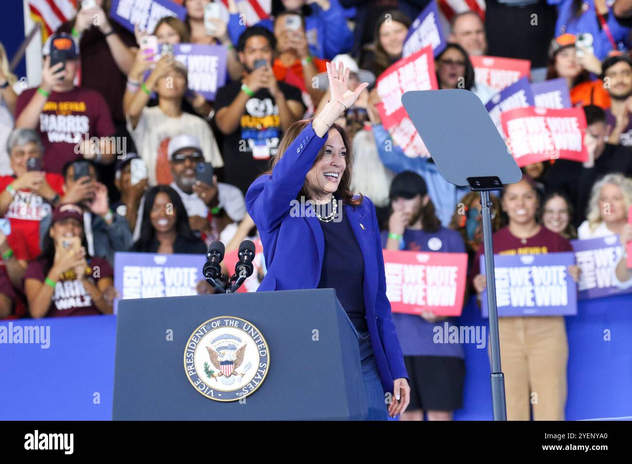 Phoenix, USA. 31st Oct, 2024. Kamala Harris rallies with Los Tigres del ...