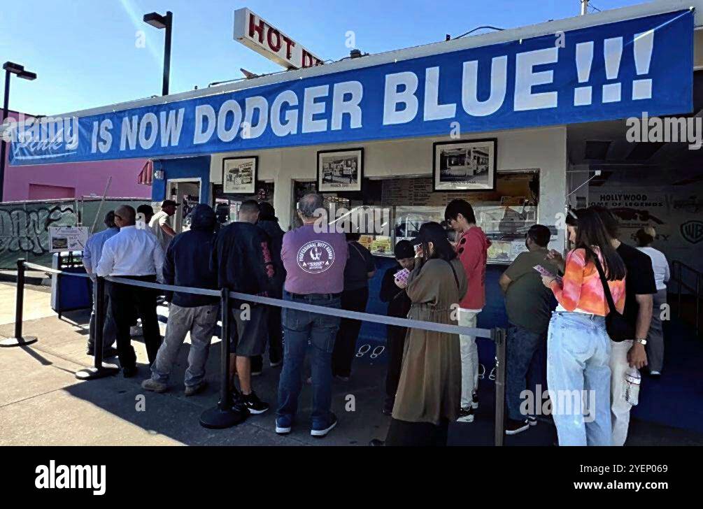 People to buy hot dogs to celebrate the Los Angeles Dodgers in the ...