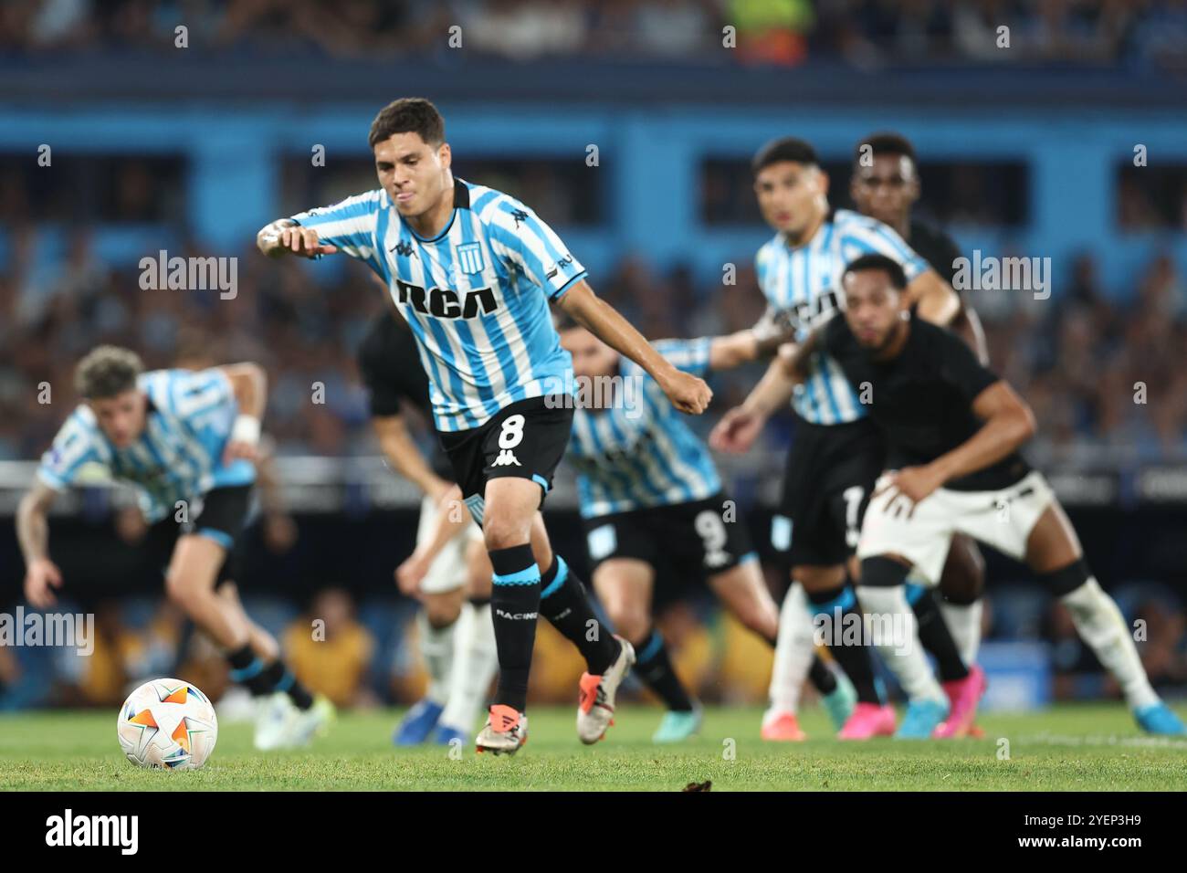 Argentina’s Racing Club' Colombian midfielder Juan Fernando Quintero (C ...
