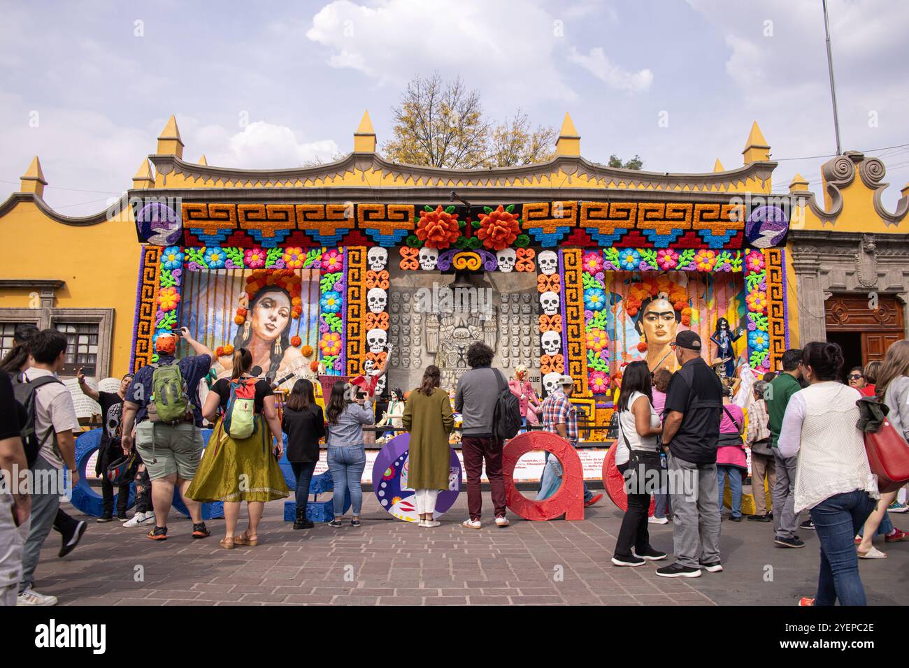 On the eve of Día de los Muertos, people gather at Frida Kahlo's ...