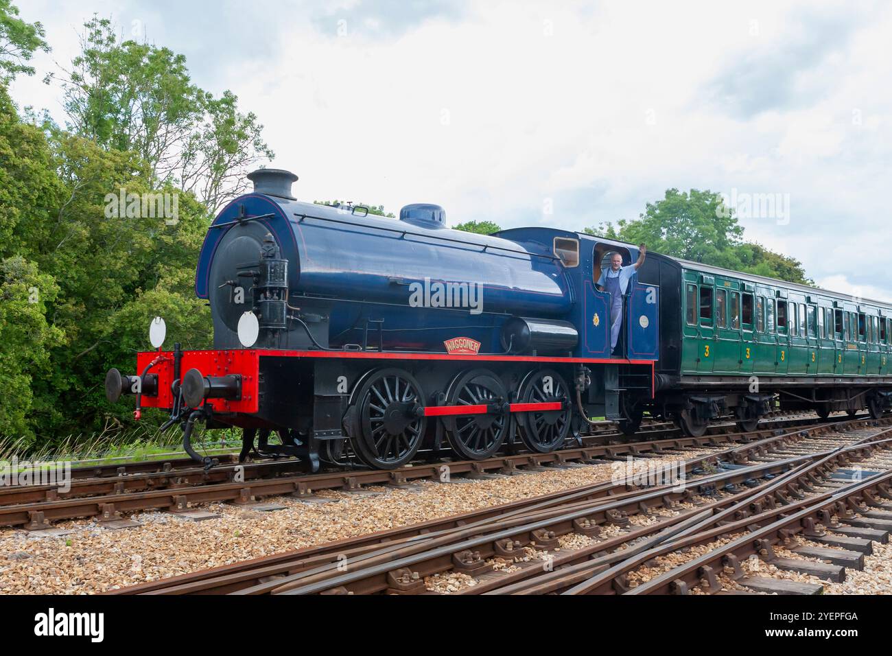 Hunslet ‘Austerity’ WD192 ‘Waggoner’ steam locomotive hauls a train out ...