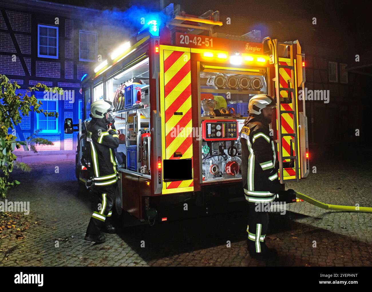 Feuerwehr-Blaulicht Feuerwehr in verschiedenen Bildern und Aktionen in ...