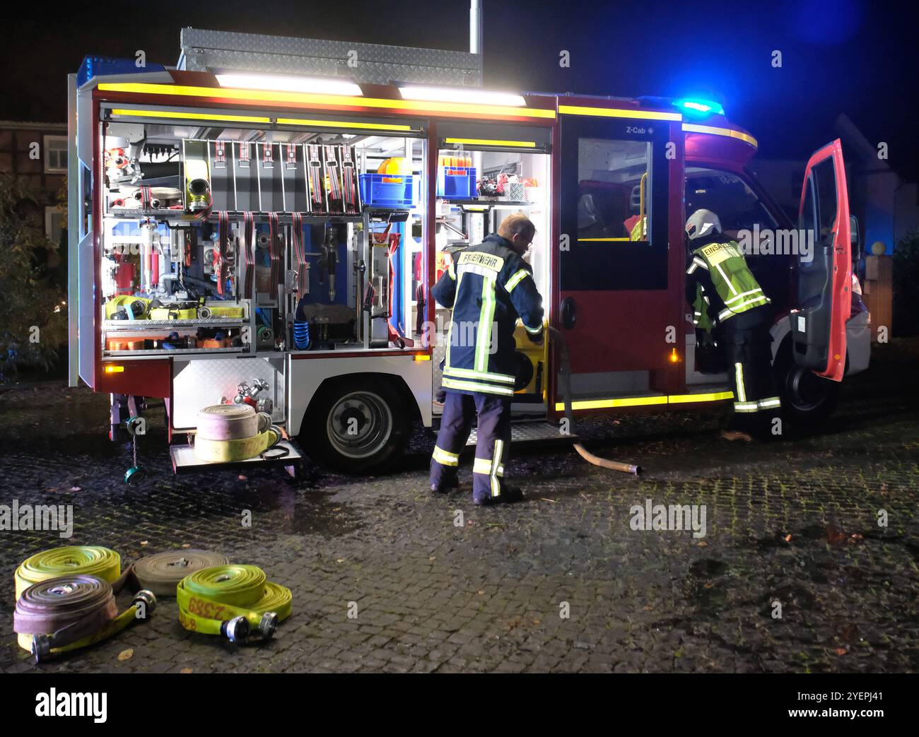 Feuerwehr-Blaulicht Feuerwehr in verschiedenen Bildern und Aktionen in ...