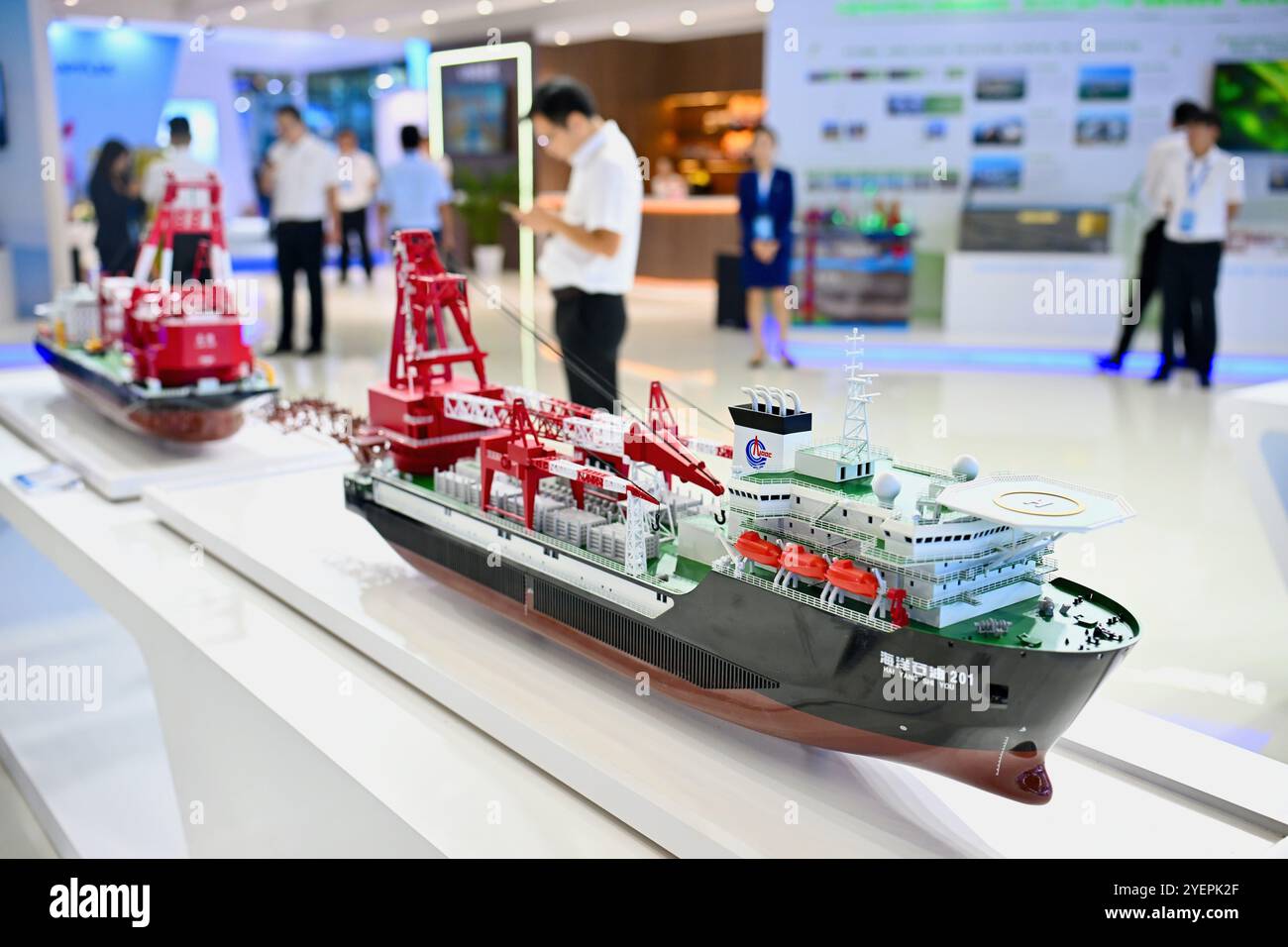 Offshore oil 201 deepwater pipe laying crane ship model hi-res stock ...