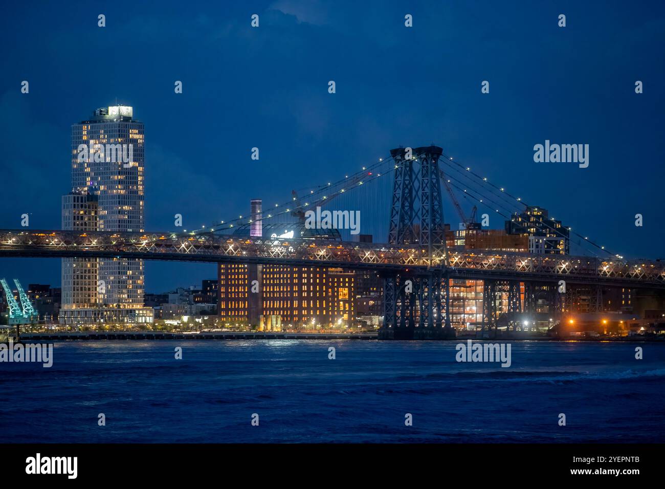 This image beautifully captures the Williamsburg Bridge in New York ...