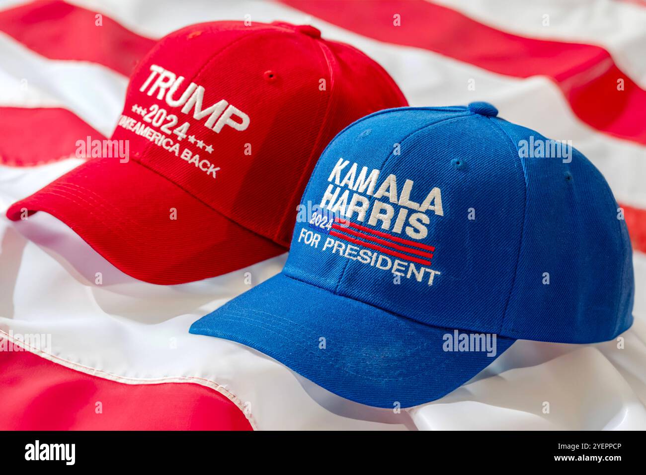 Basecaps Trump und Harris, Symbolfoto Kopf-an-Kopf-Rennen bei der US ...