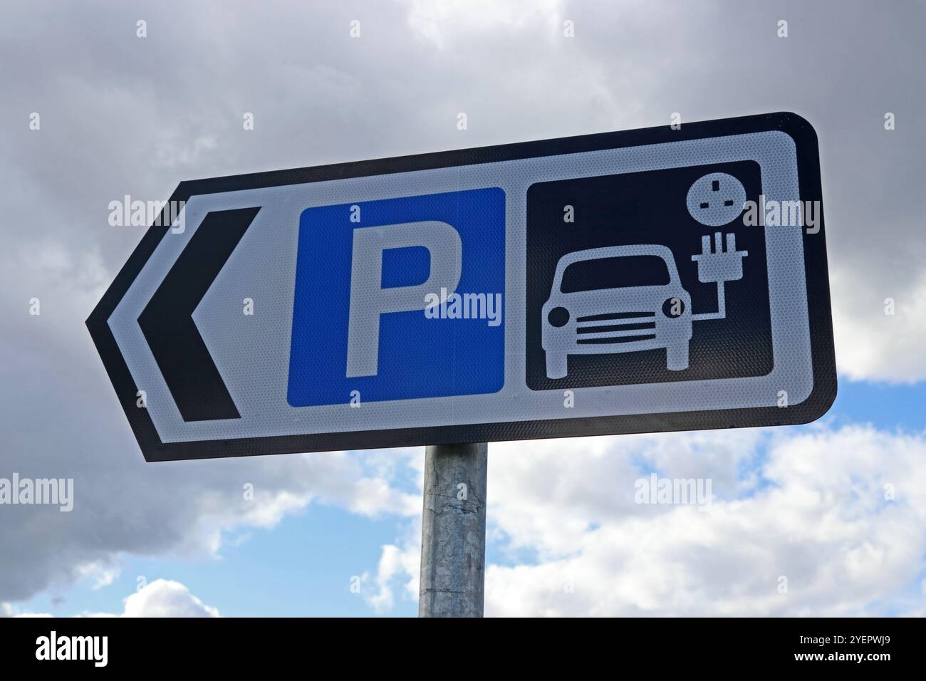 Sign for Parking with electric car charging point Stock Photo - Alamy