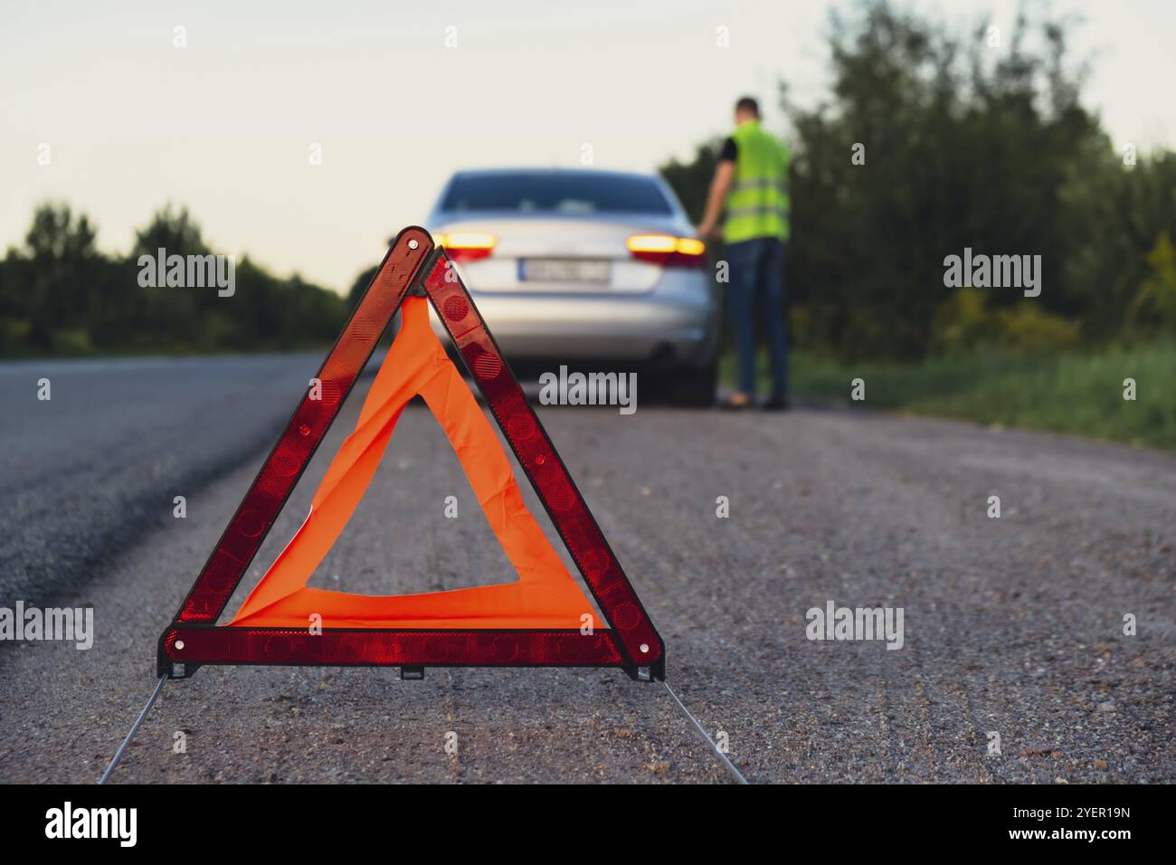 Sign signs cars car road driving hi-res stock photography and images ...