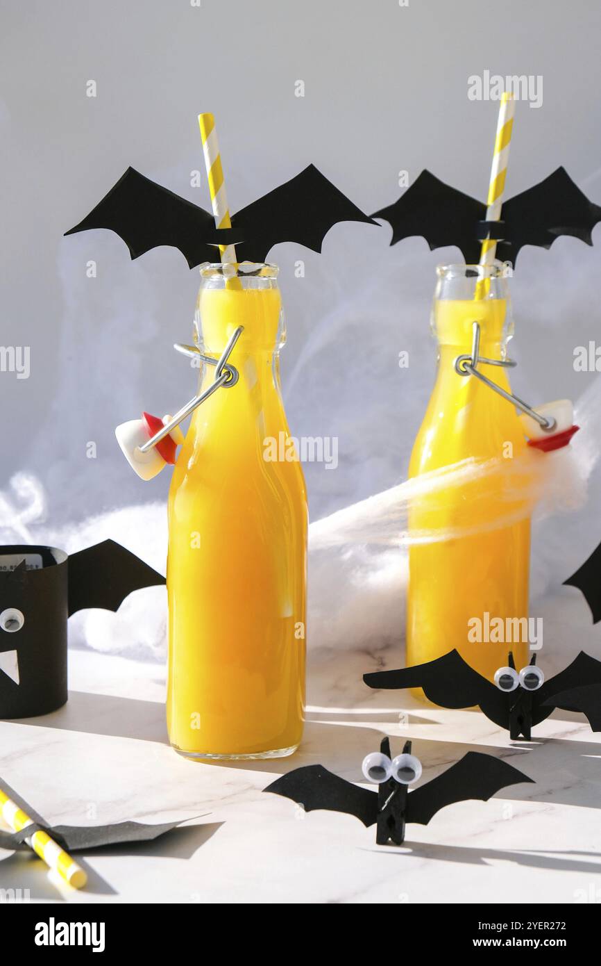 Paper bats straws halloween hi-res stock photography and images - Alamy