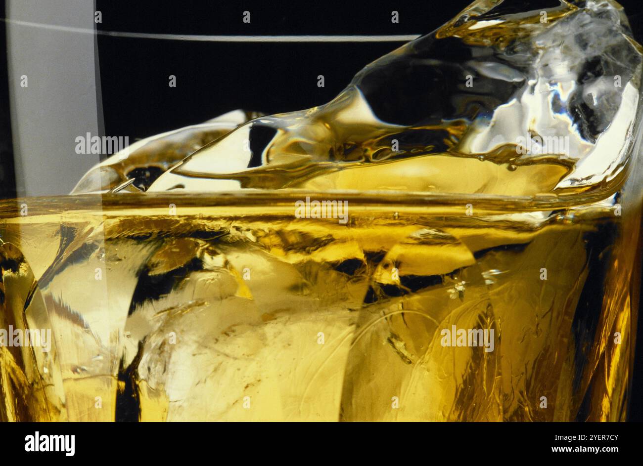 Whiskey ice in rocks hi-res stock photography and images - Alamy