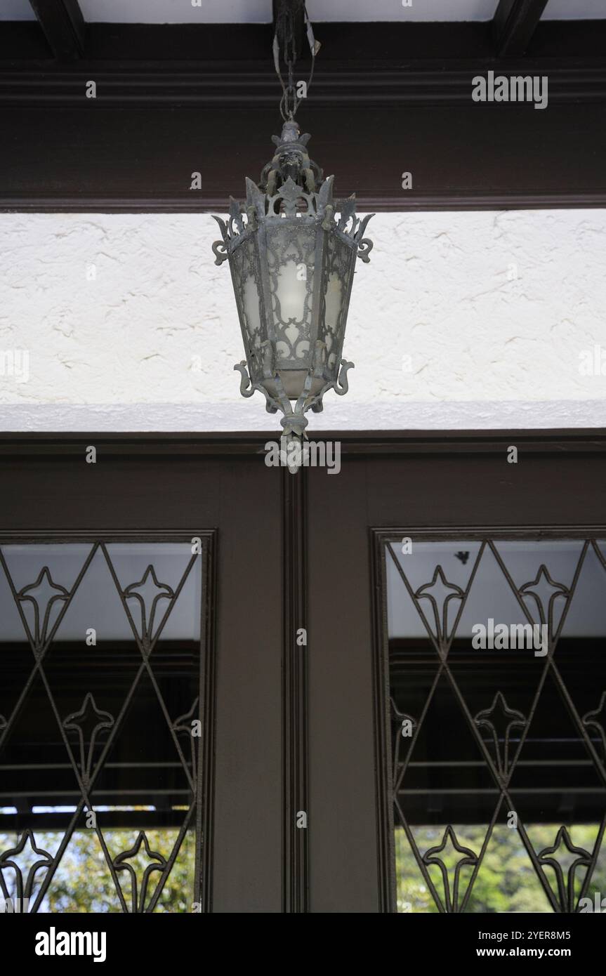 Antique style lamps hi-res stock photography and images - Alamy