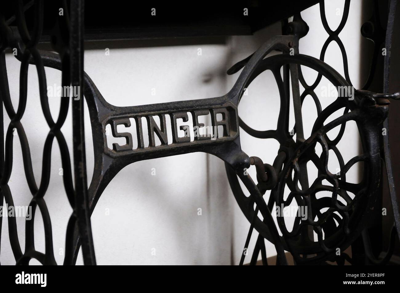 Singer antique sewing machine hi-res stock photography and images - Alamy