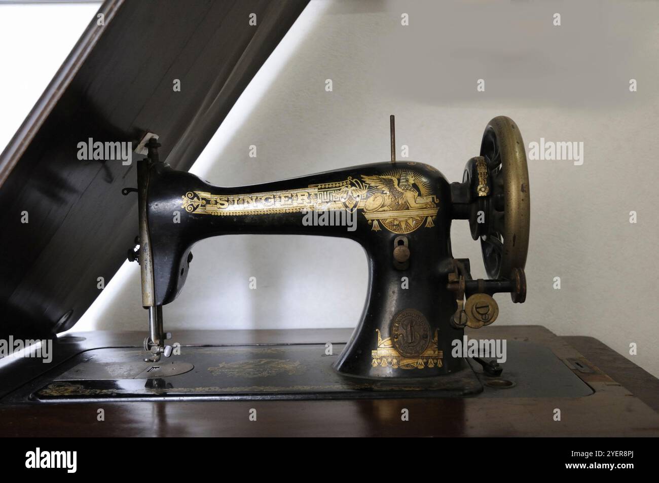 Singer antique sewing machine hi-res stock photography and images - Alamy