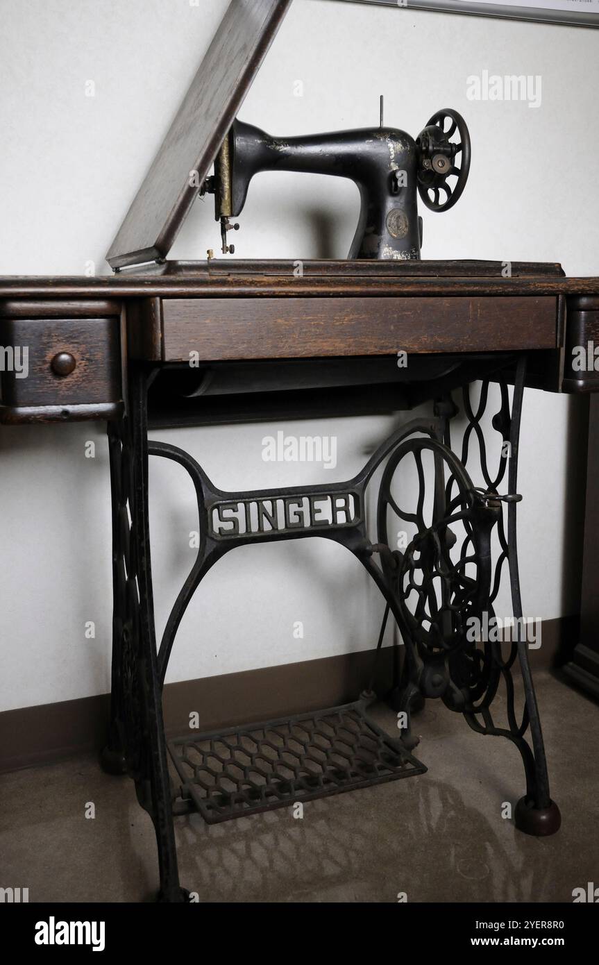 Singer antique sewing machine hi-res stock photography and images - Alamy