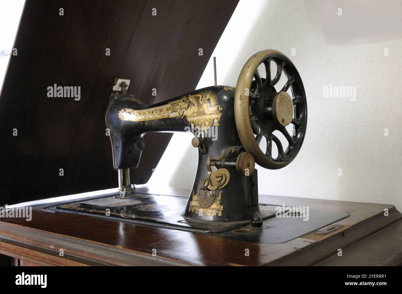 Singer antique sewing machine hi-res stock photography and images - Alamy