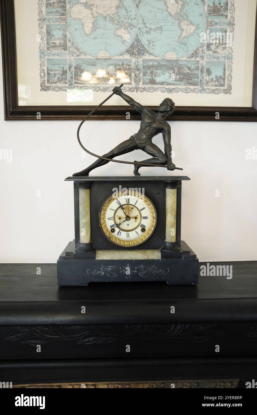 Antique table clocks hi-res stock photography and images - Alamy