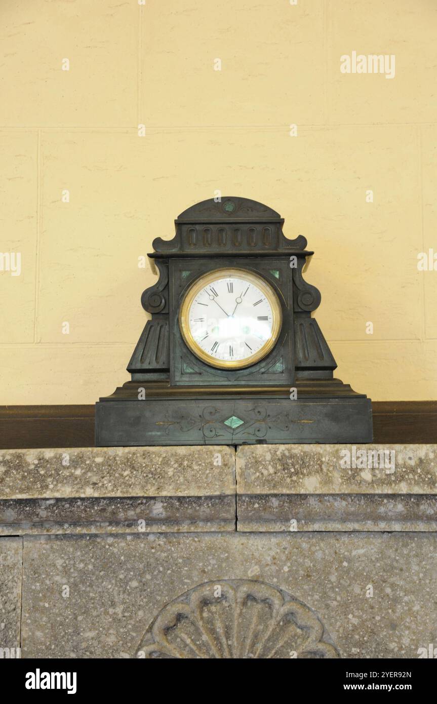 Old table clocks Stock Photo - Alamy