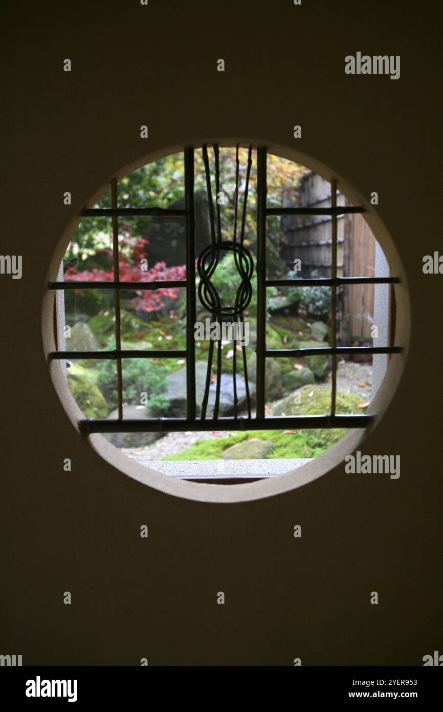 Japanese round window hi-res stock photography and images - Alamy