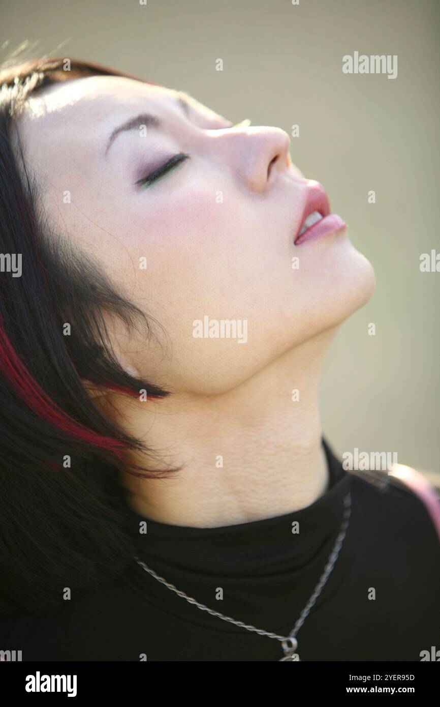 Woman profile looking up hi-res stock photography and images - Alamy
