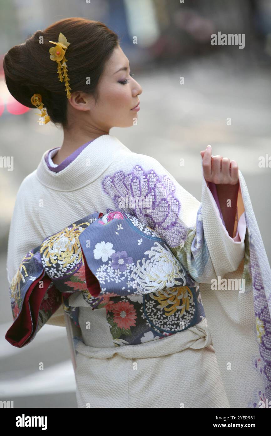 Woman wearing japanese kimono hi-res stock photography and images - Alamy