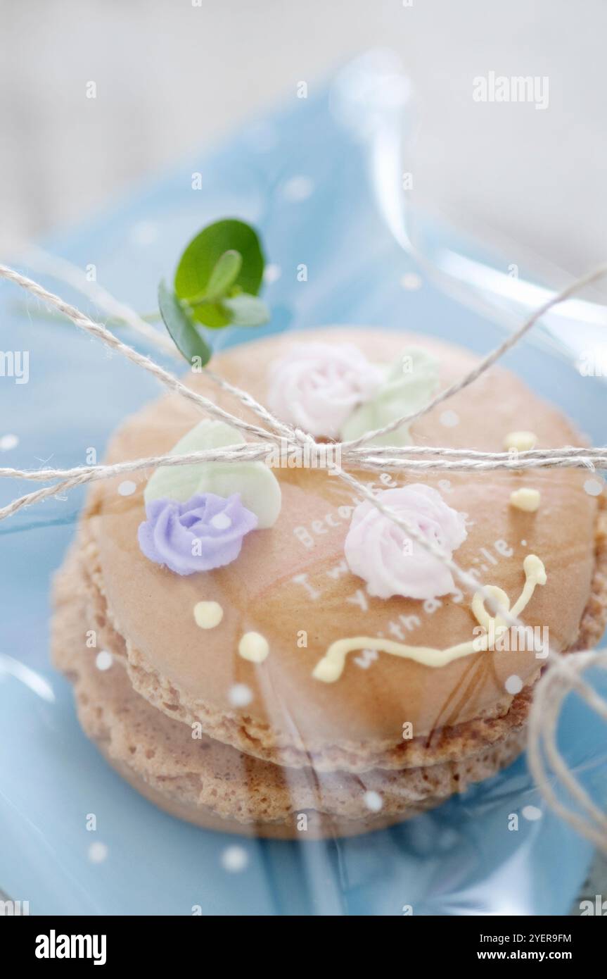 Wrapping up gift hi-res stock photography and images - Alamy